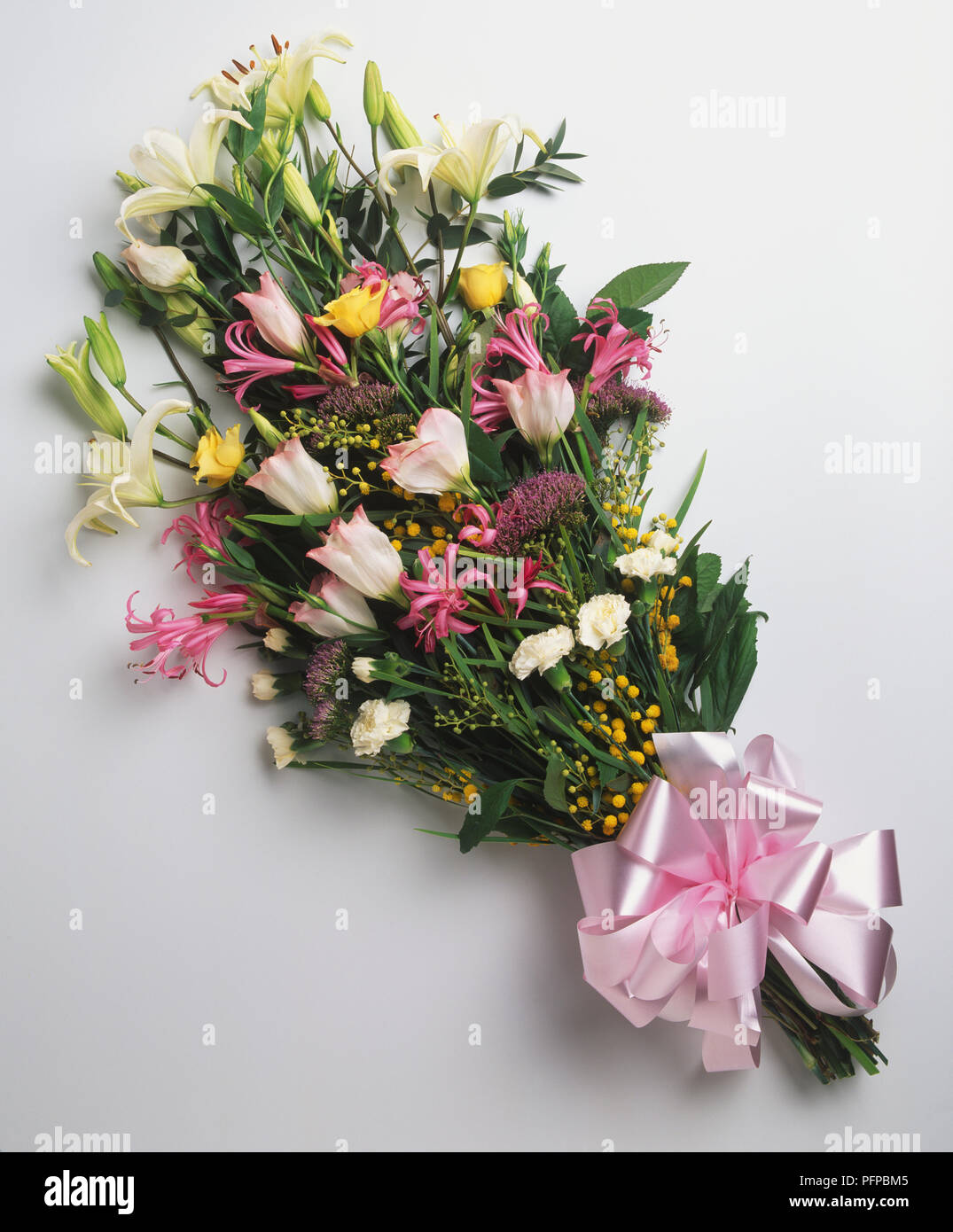 Bunches of pink roses hi-res stock photography and images - Alamy