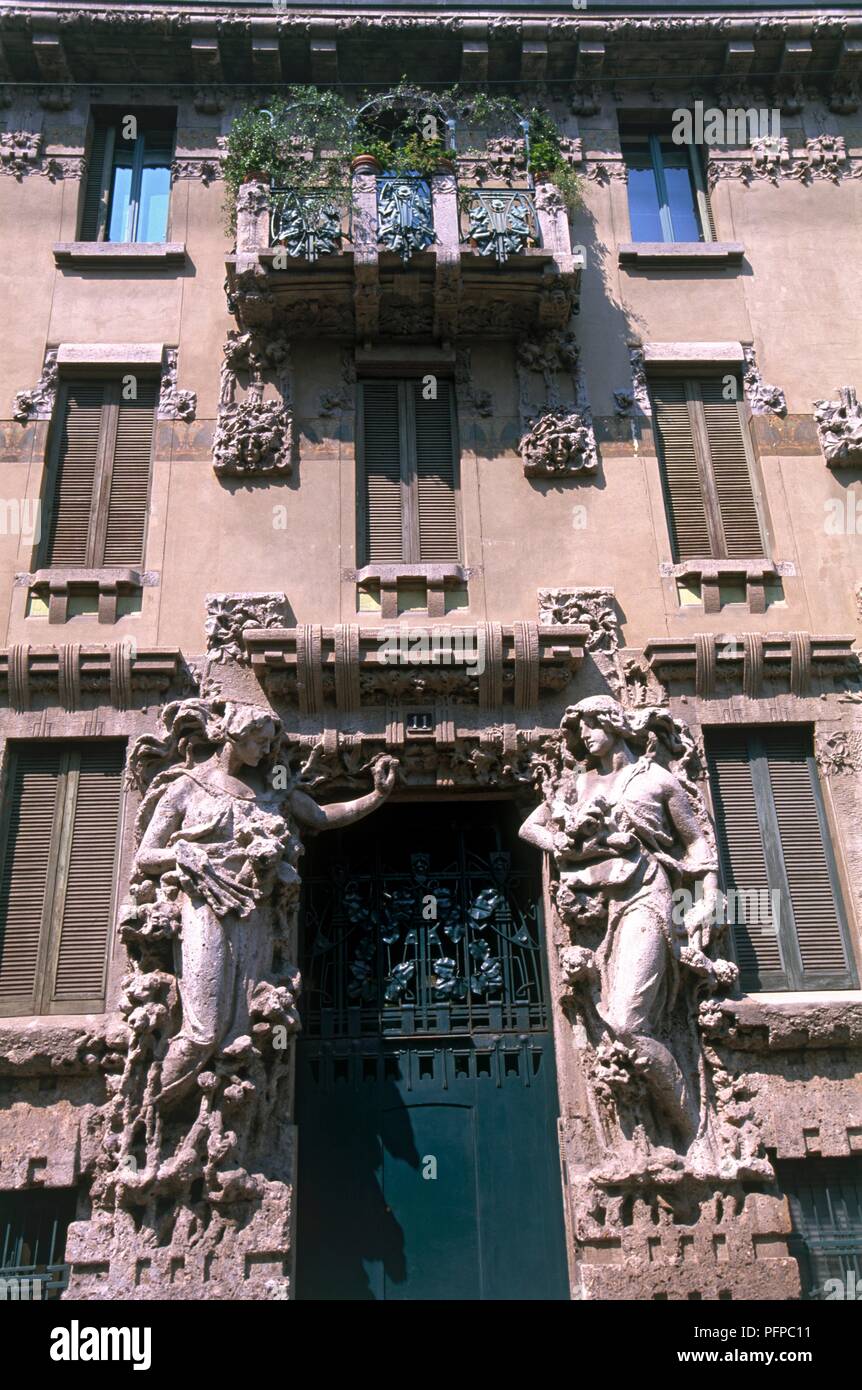 Italy, Lombardy, Milan, Via Bellini, Casa Campanini, Art Nouveau facade ...