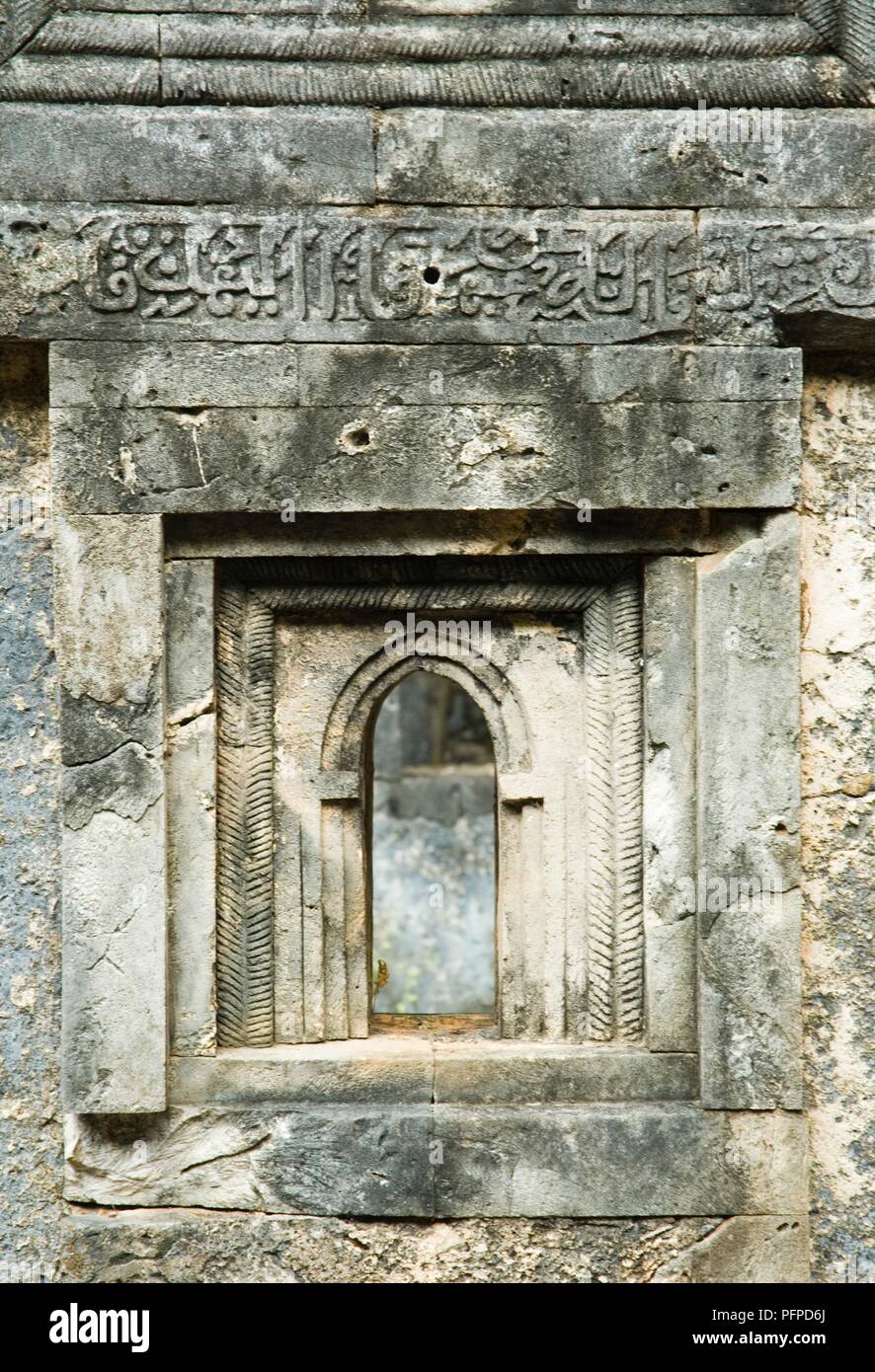 Kenya, Kilifi, Mnarani Ruins, tomb detail Stock Photo - Alamy