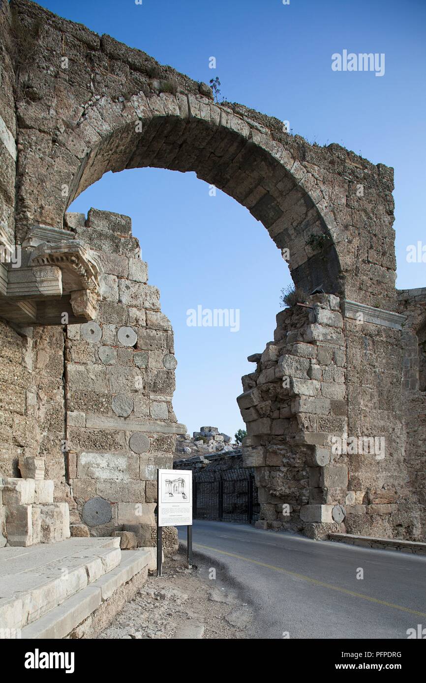 Ancient triumphal arch hi-res stock photography and images - Alamy