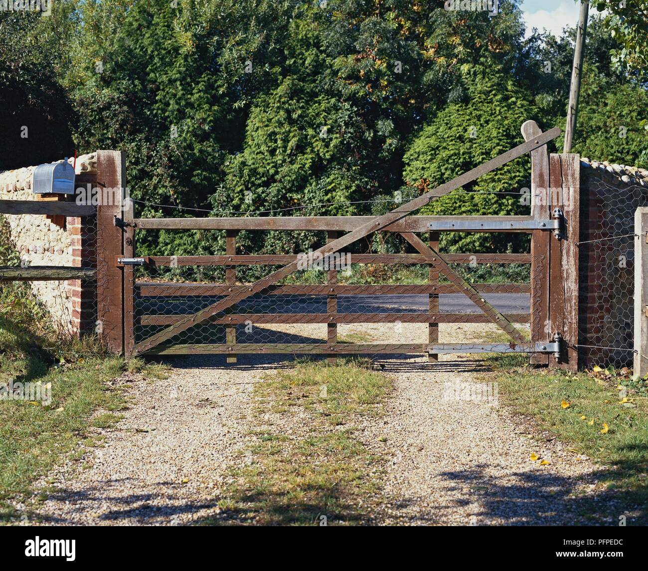 Rustic gate hi-res stock photography and images - Alamy