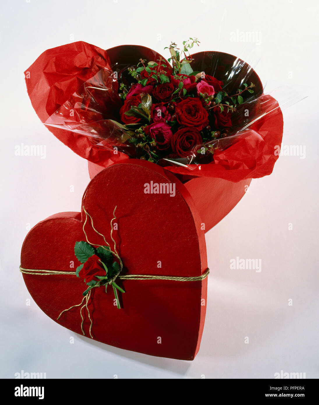 Red roses inside heart-shaped box with lid Stock Photo - Alamy