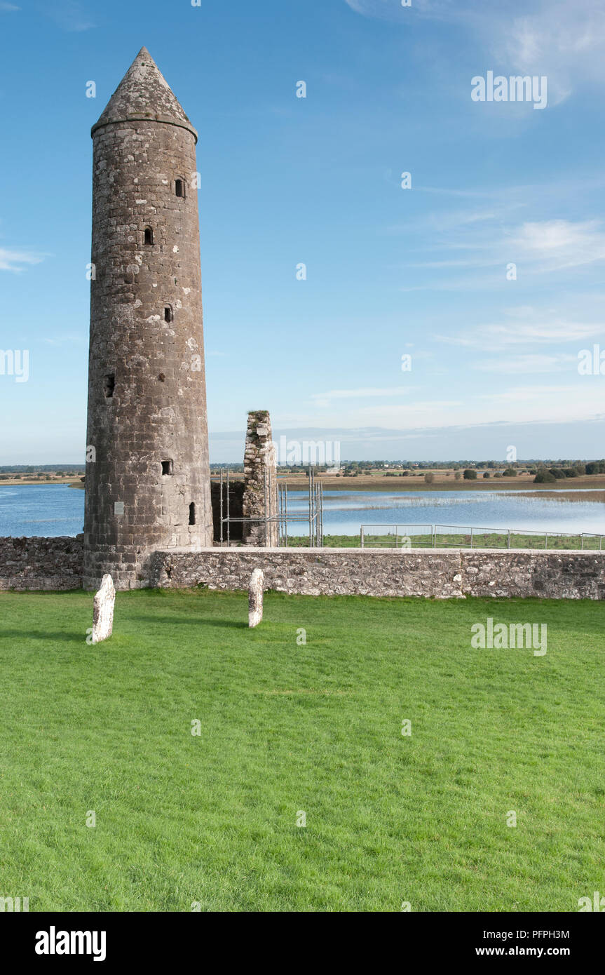 Ireland, County Offaly, Clonmacnoise, McCarthy's Tower, round tower in ...