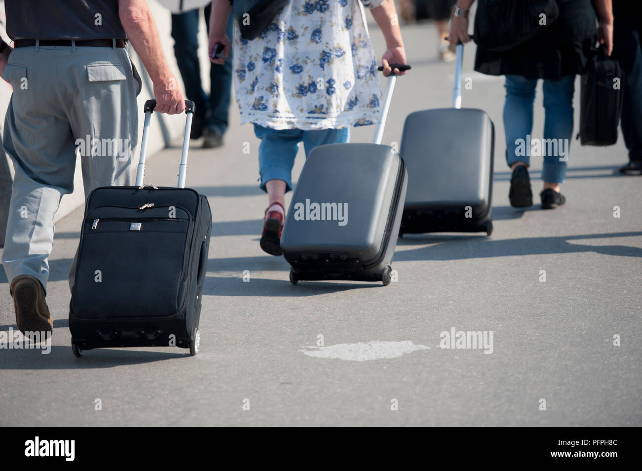 Women pulling suitcases hi-res stock photography and images - Alamy