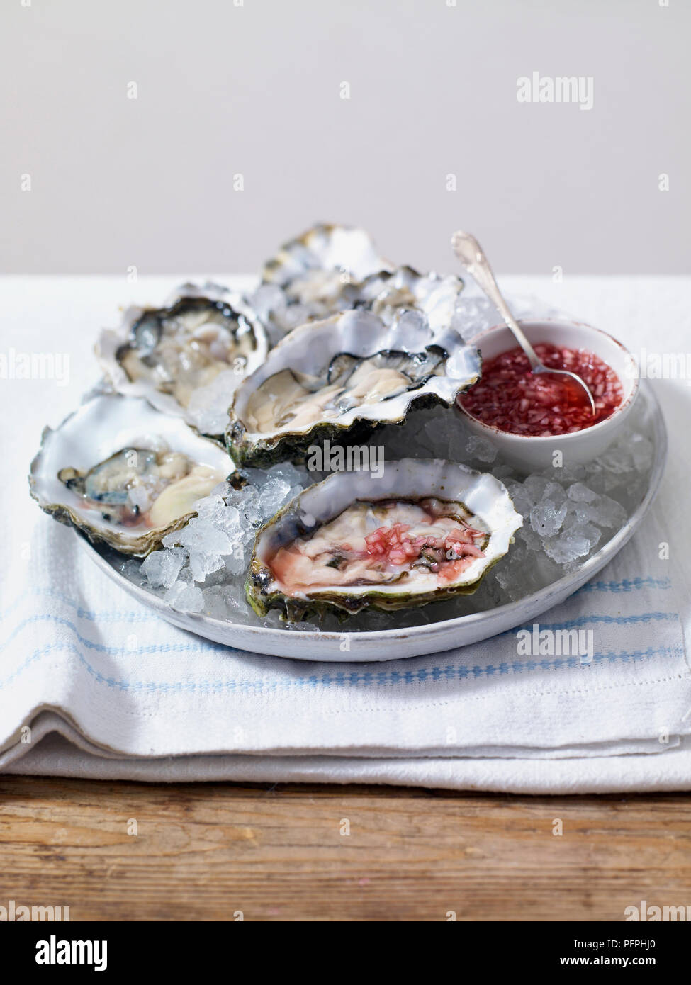 Crushed oyster shells hi-res stock photography and images - Alamy