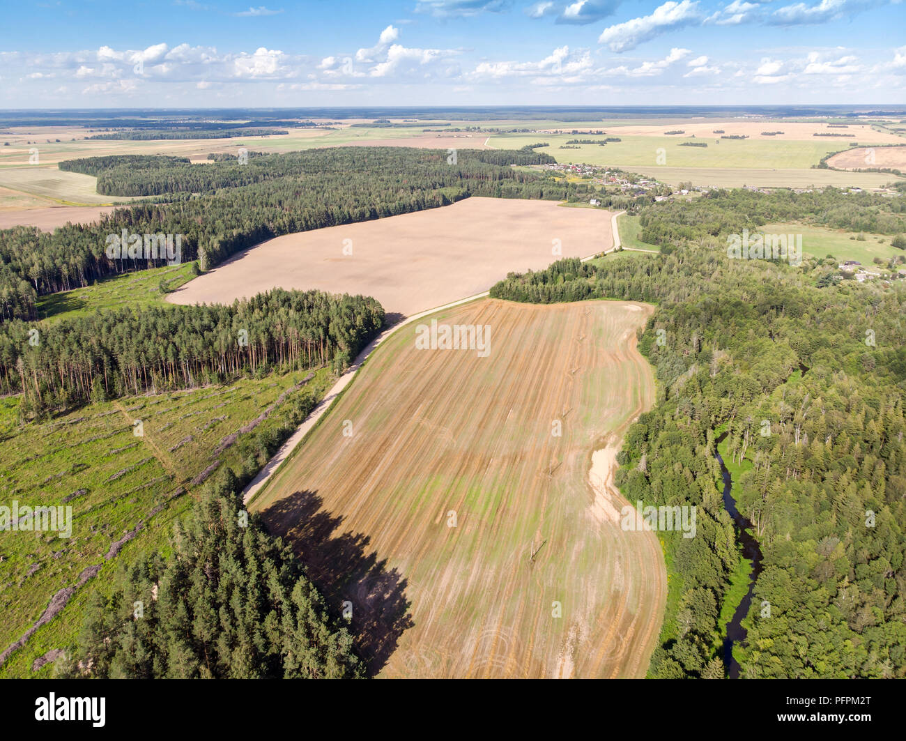 Green forests fields top view hi-res stock photography and images - Alamy