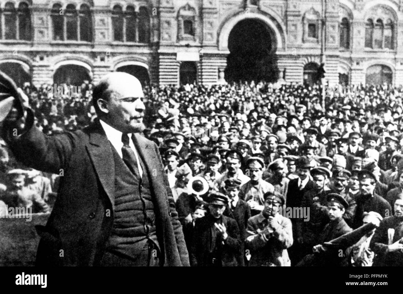 Lenin speaking crowd hi-res stock photography and images - Alamy