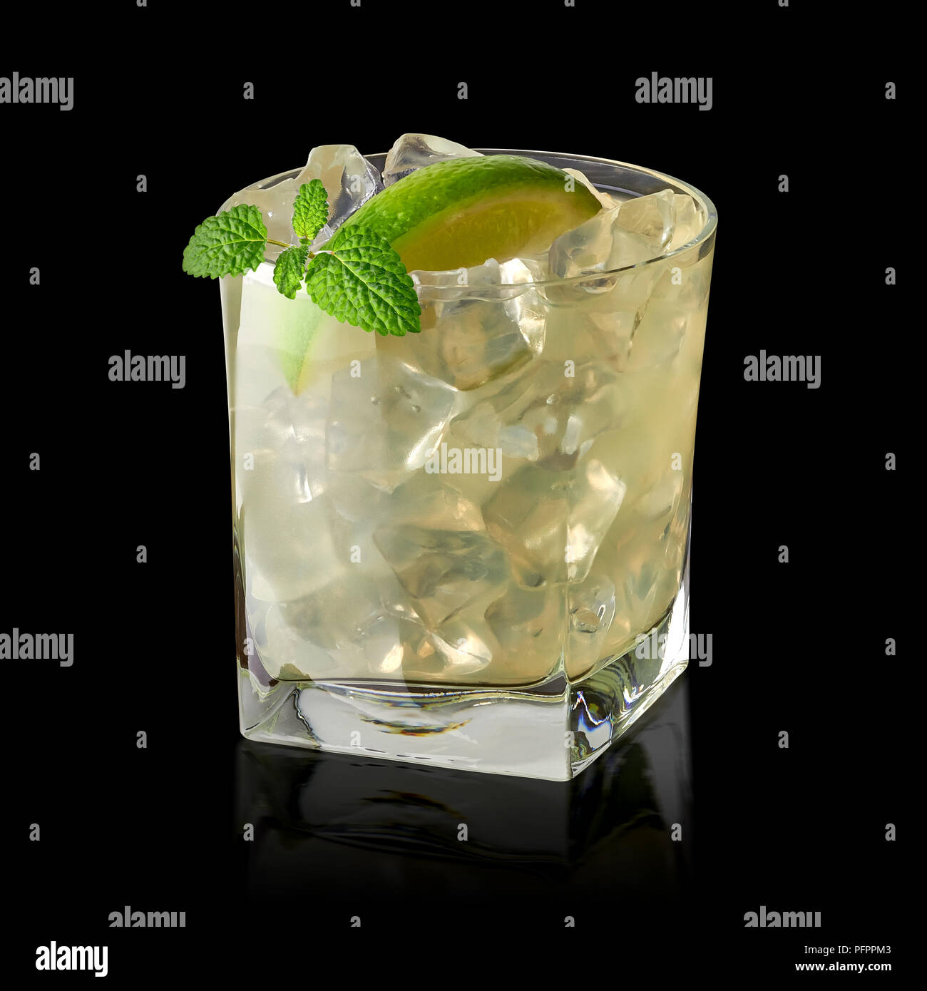 Gimlet cocktail bar hi-res stock photography and images - Alamy