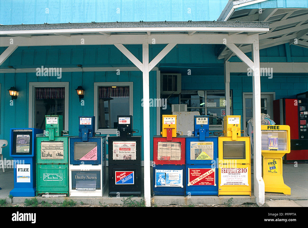Old fashioned vending machine hi-res stock photography and images - Alamy