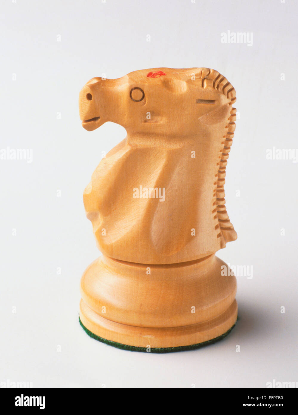 White wooden staunton knight chesspiece Stock Photo - Alamy