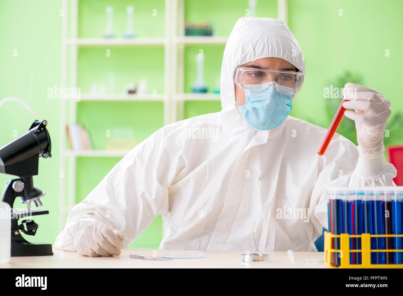 Chemist working in the lab on new experiment Stock Photo - Alamy