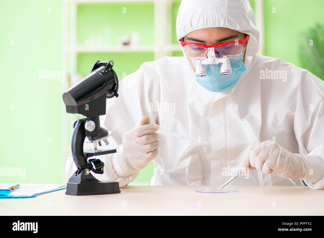 Chemist working in the lab on new experiment Stock Photo - Alamy