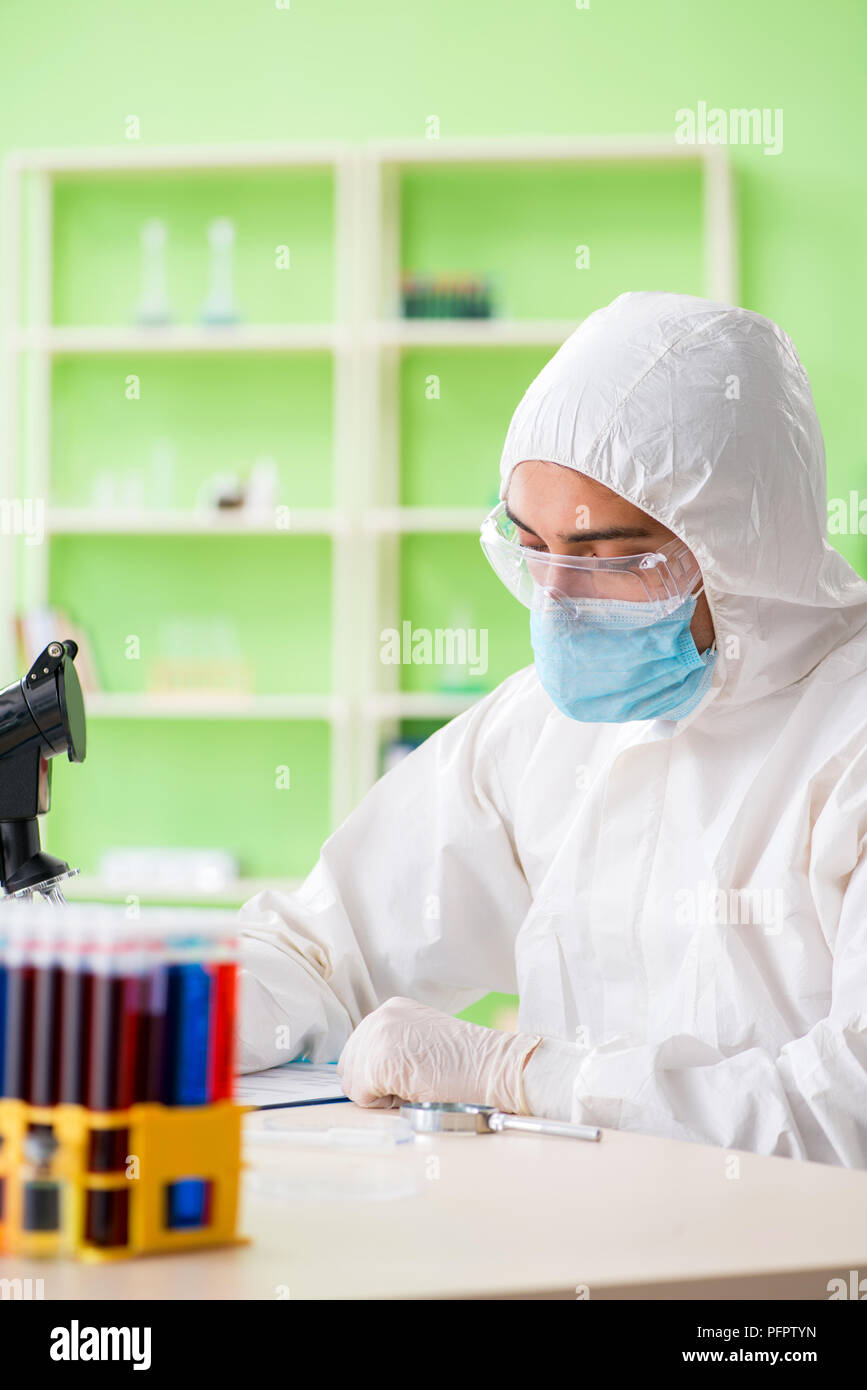 Chemist working in the lab on new experiment Stock Photo - Alamy