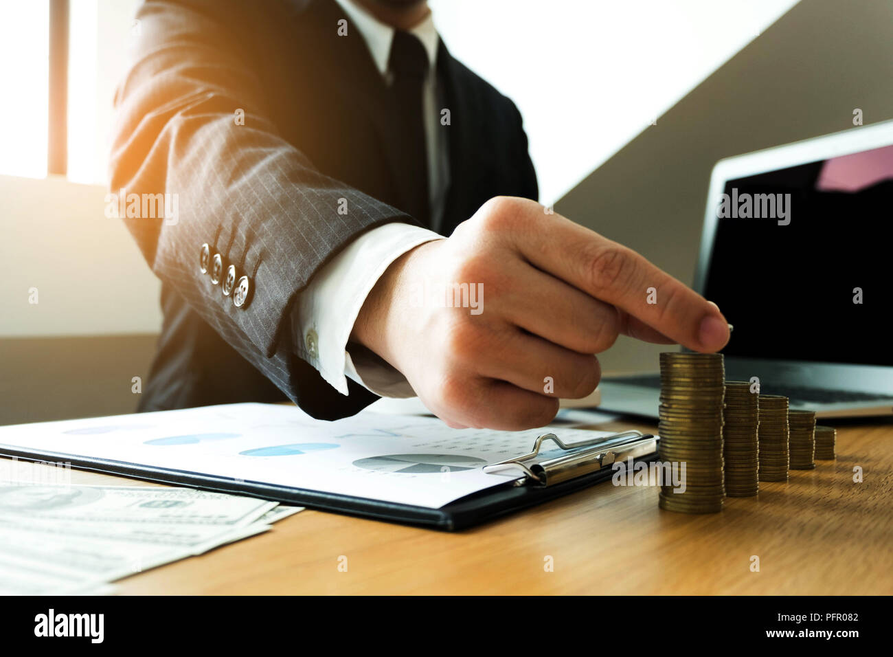 Count money table hi-res stock photography and images - Alamy