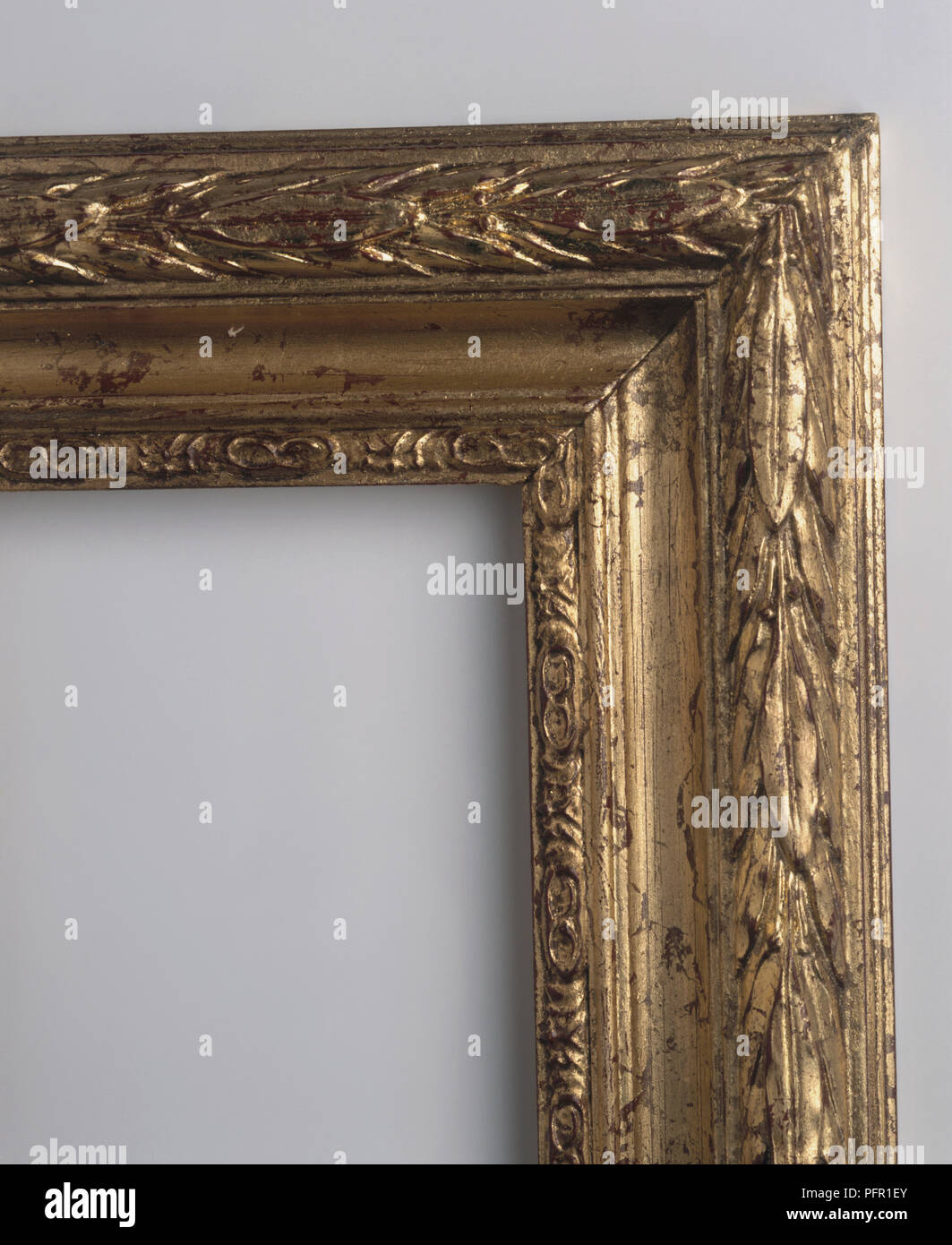 Edge of empty gilt picture frame, close-up Stock Photo - Alamy