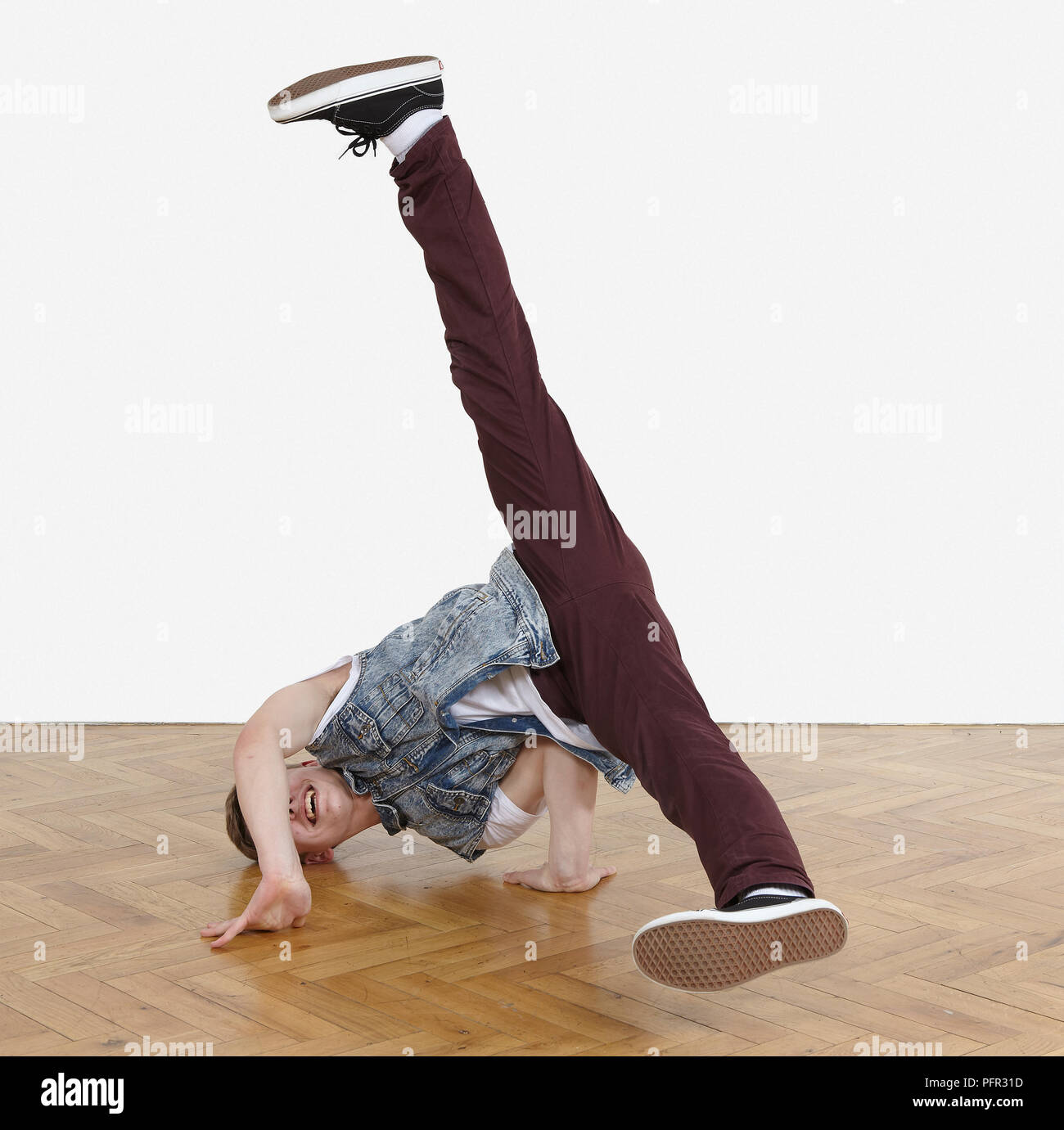 Teenager performing breakdance moves Stock Photo - Alamy