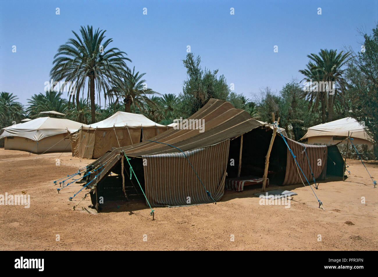 Ksar ghilane hi-res stock photography and images - Alamy