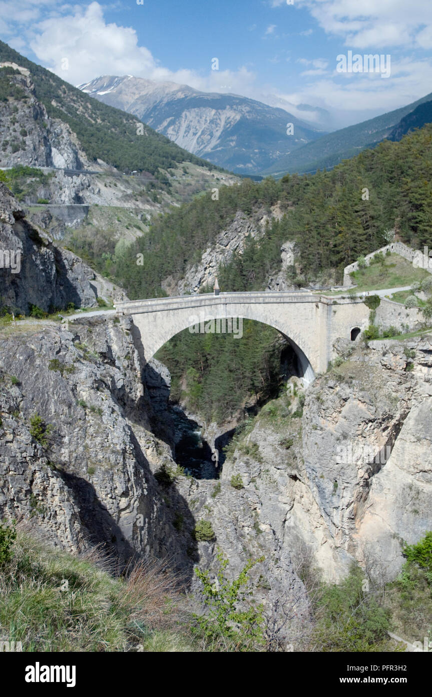 France, Hautes-Alpes, Pont d'Asfeld, bridge over Durance River gorge ...
