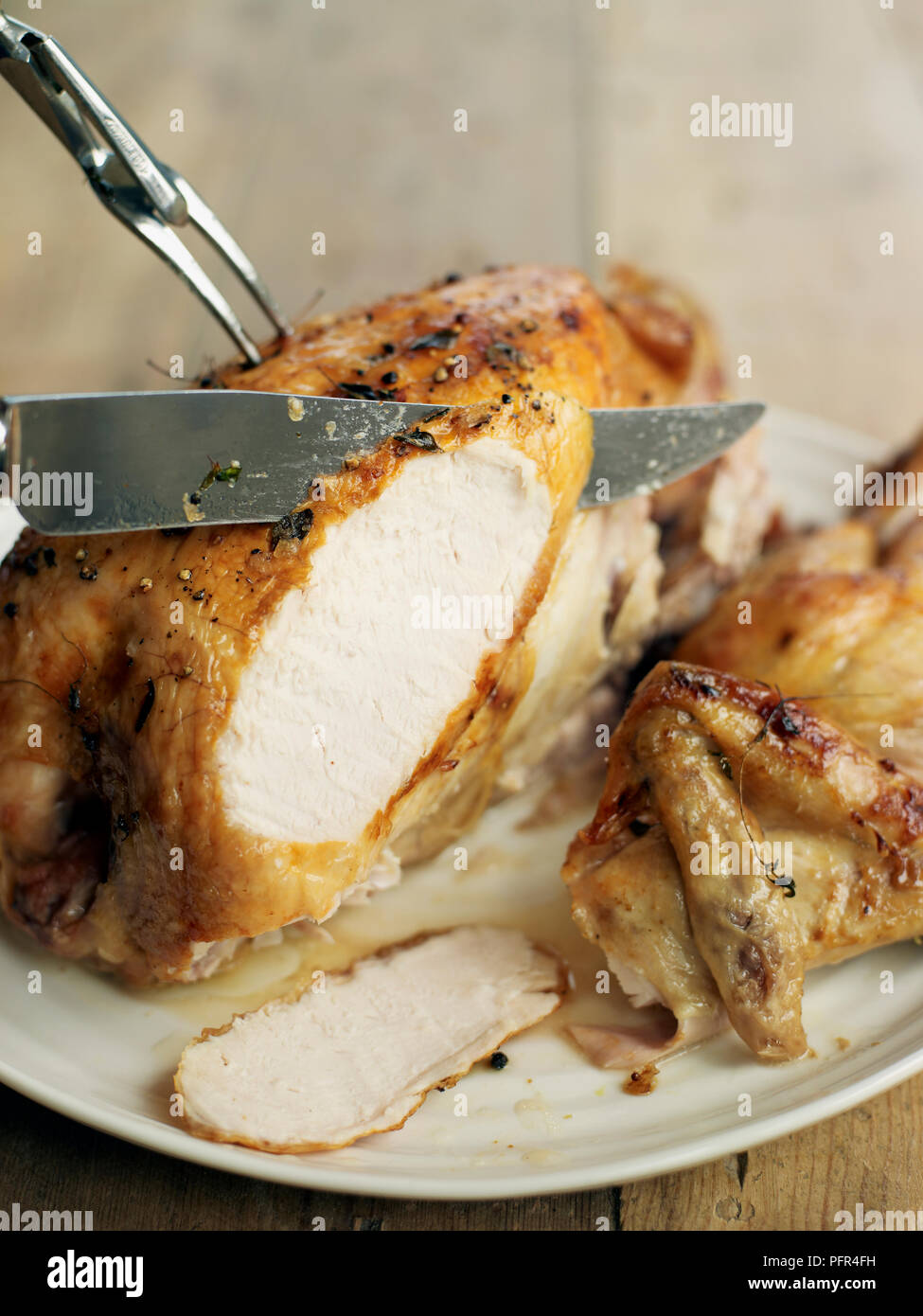 Carving a roast chicken Stock Photo - Alamy
