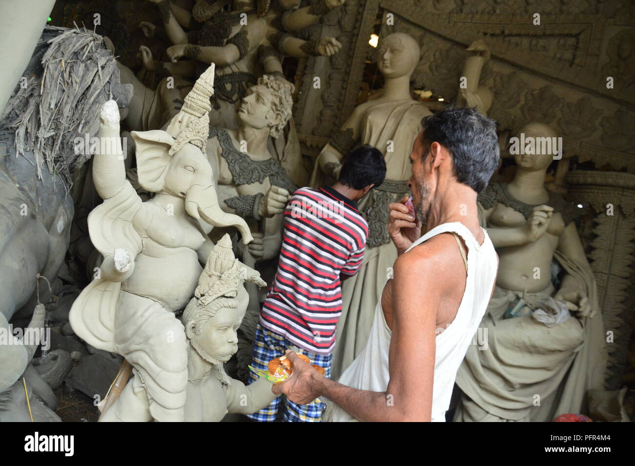 Clay idols of Hindu Gods in Kumortuli, the traditional potters' quarter ...