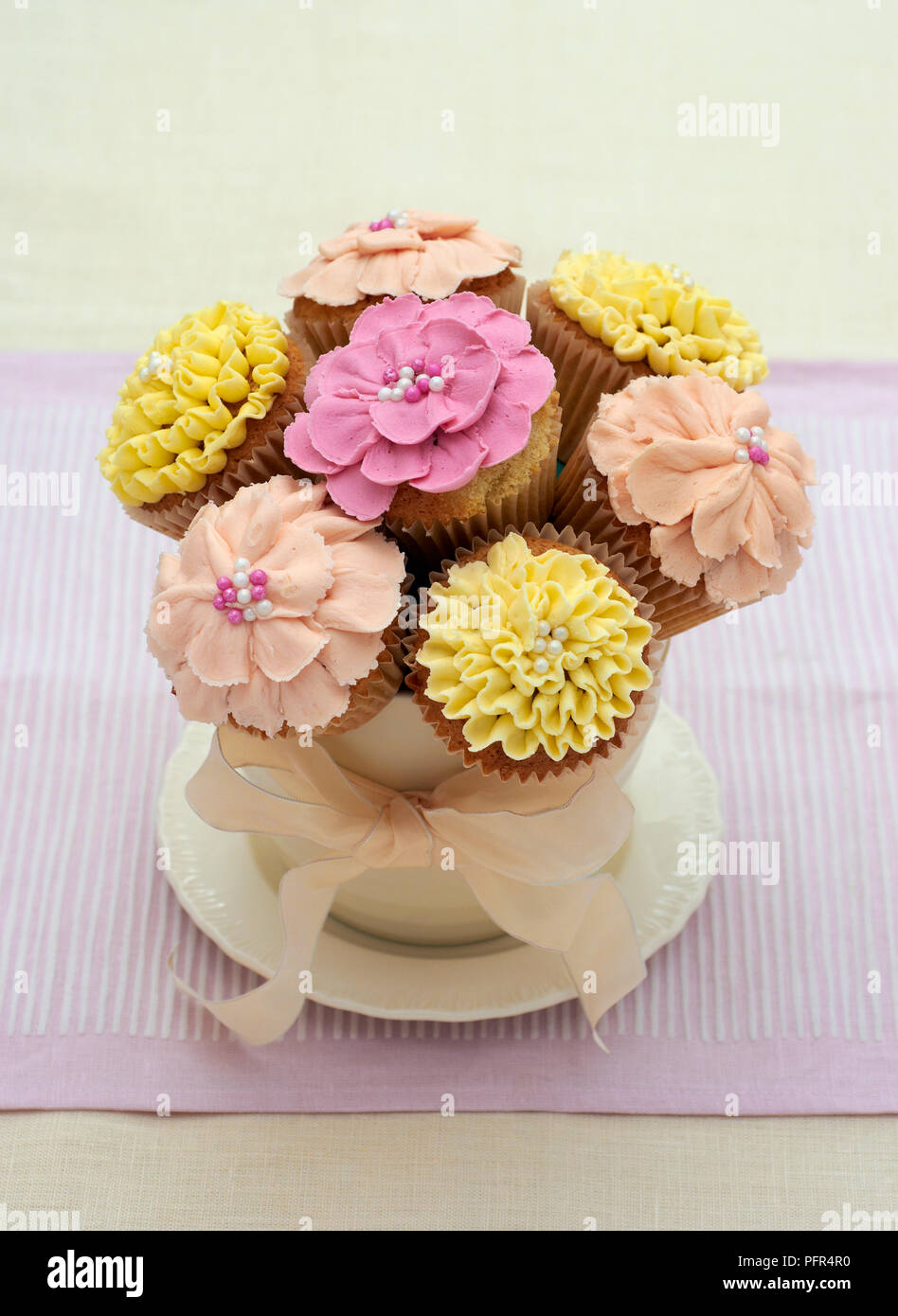 Flower bouquet cake hi-res stock photography and images - Alamy