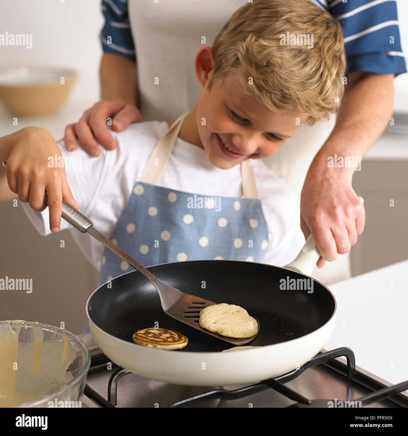 Flipping pancakes hi-res stock photography and images - Alamy