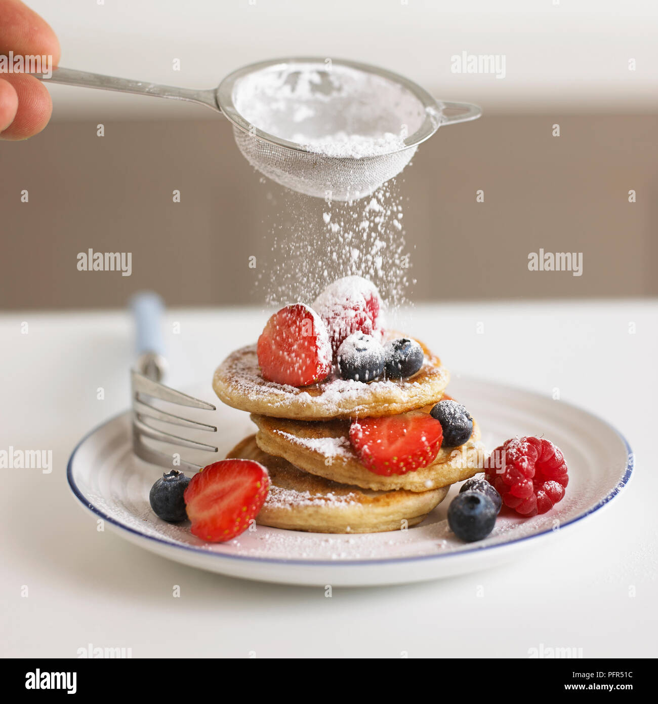 Dusting icing sugar hi-res stock photography and images - Alamy