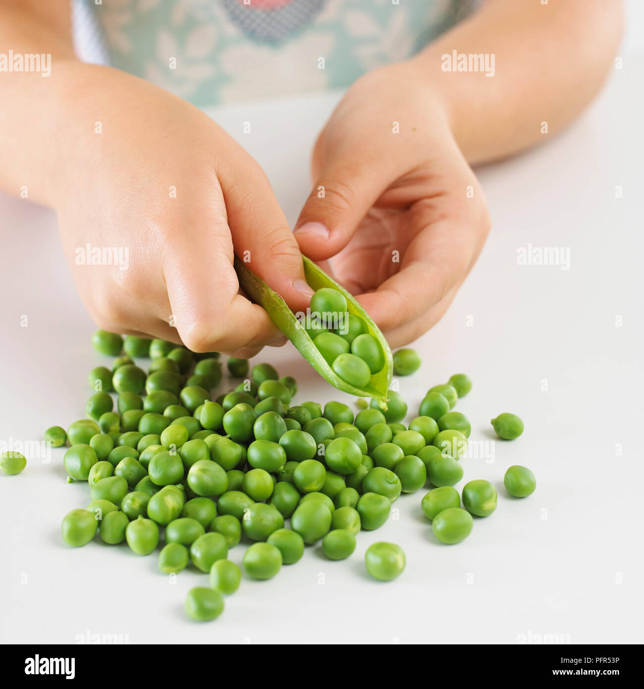 Child pea pod hi-res stock photography and images - Alamy
