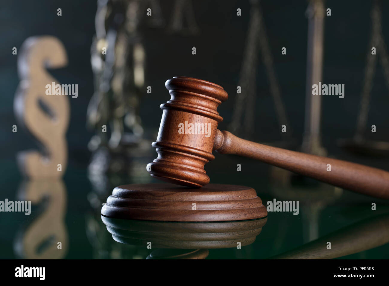 Law symboks - gavel, scale and paragraph sign Stock Photo - Alamy