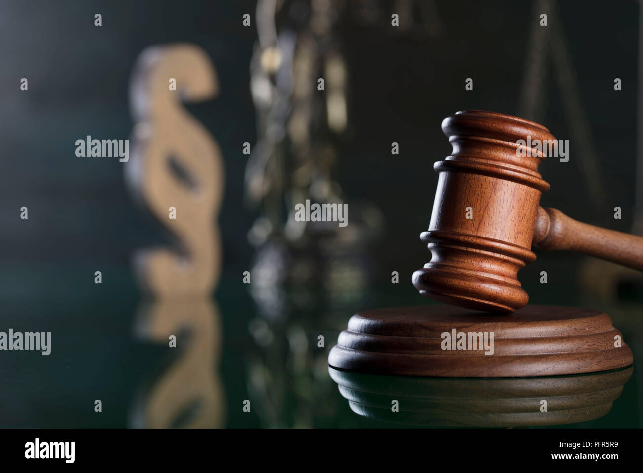 Law symboks - gavel, scale and paragraph sign Stock Photo - Alamy