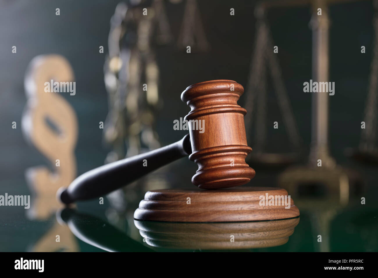 Law symboks - gavel, scale and paragraph sign Stock Photo - Alamy
