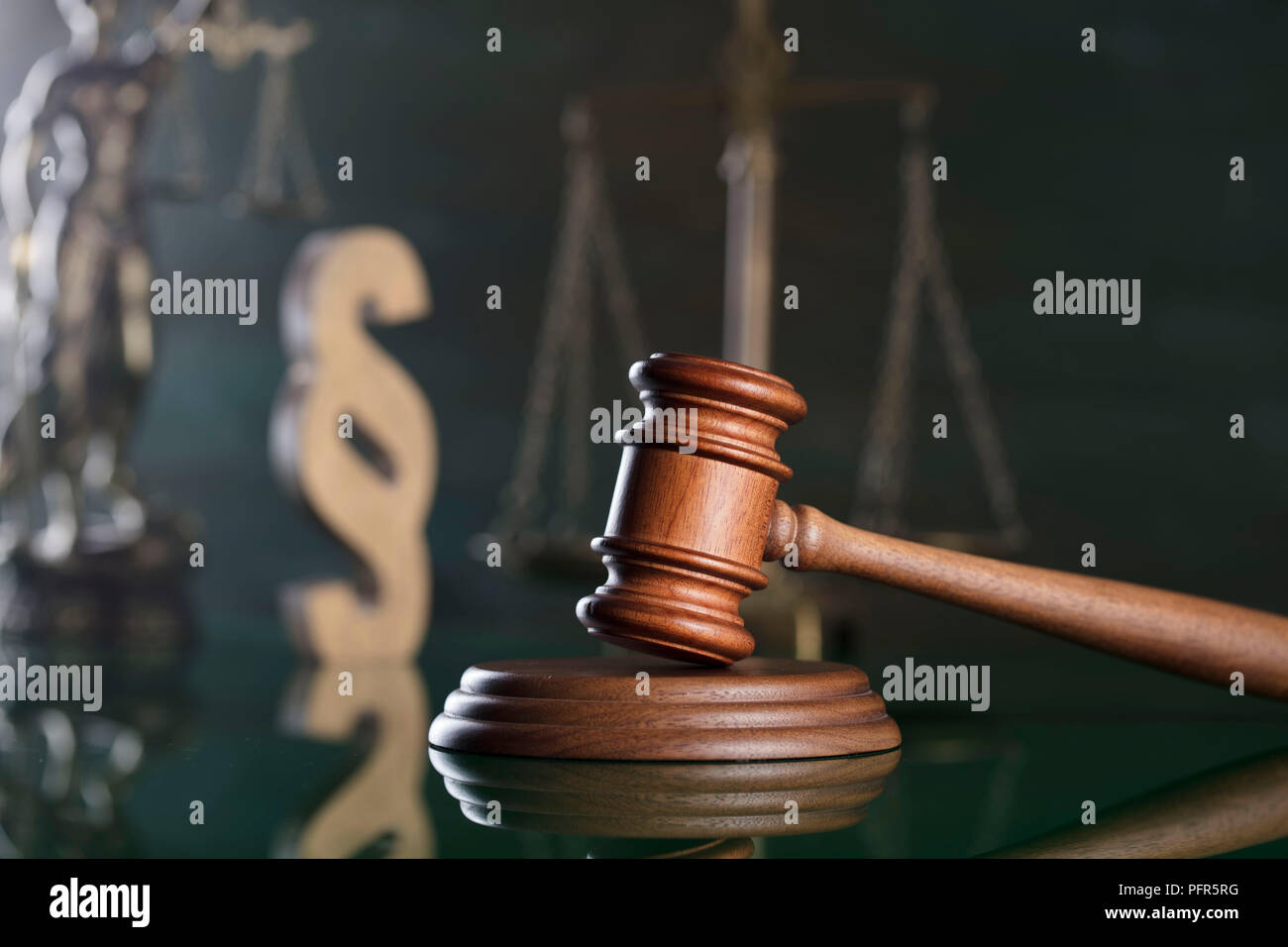 Law symboks - gavel, scale and paragraph sign Stock Photo - Alamy
