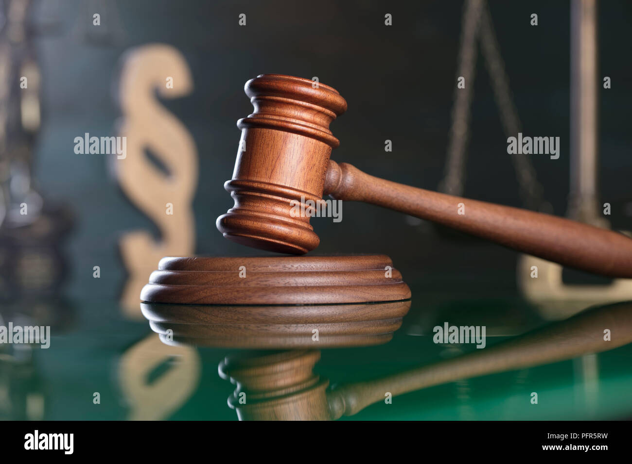 Law symboks - gavel, scale and paragraph sign Stock Photo - Alamy