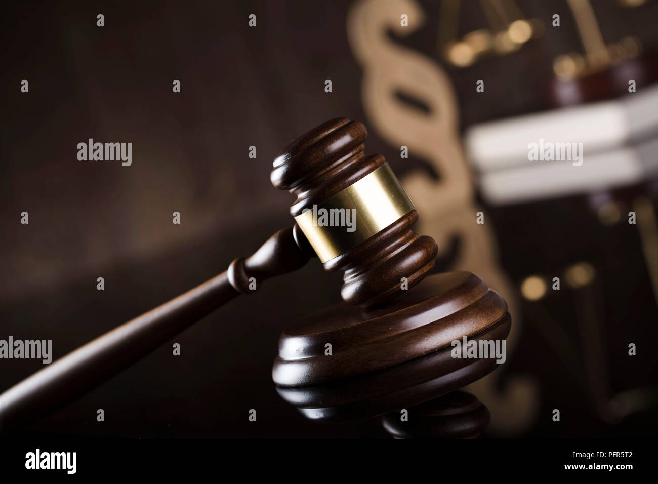 Law symboks - gavel, scale and paragraph sign Stock Photo - Alamy