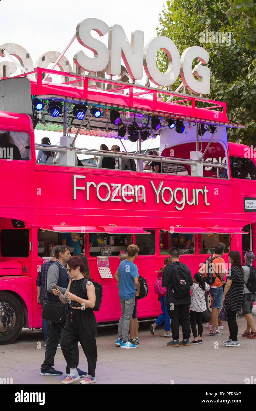 A Snog, frozen yogurt bus on London's South Bank Stock Photo - Alamy