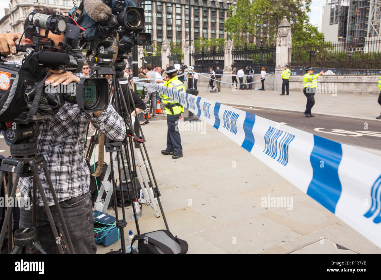 Camera crews hi-res stock photography and images - Alamy