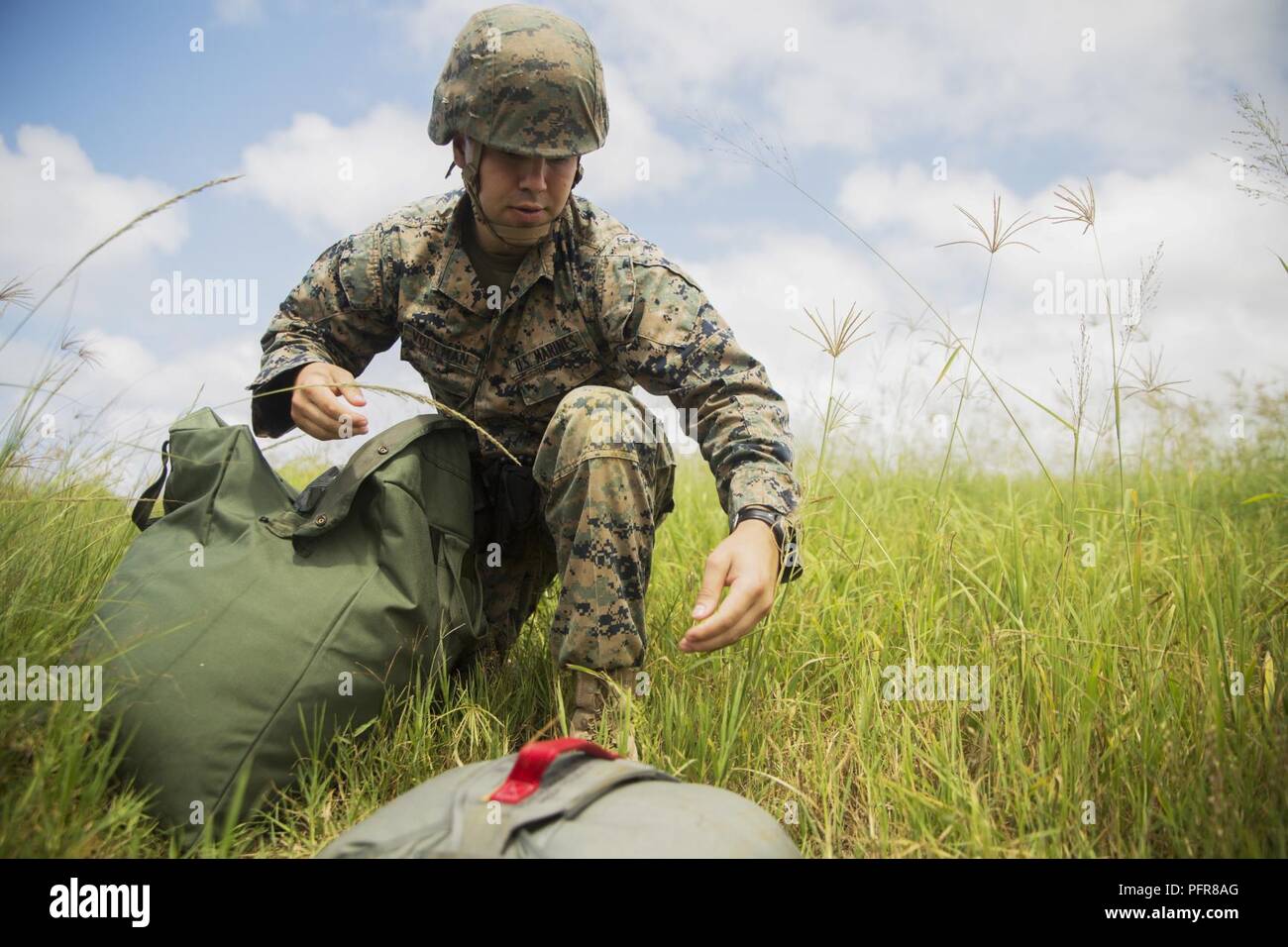 Marines parachute jump skydive hi-res stock photography and images - Alamy