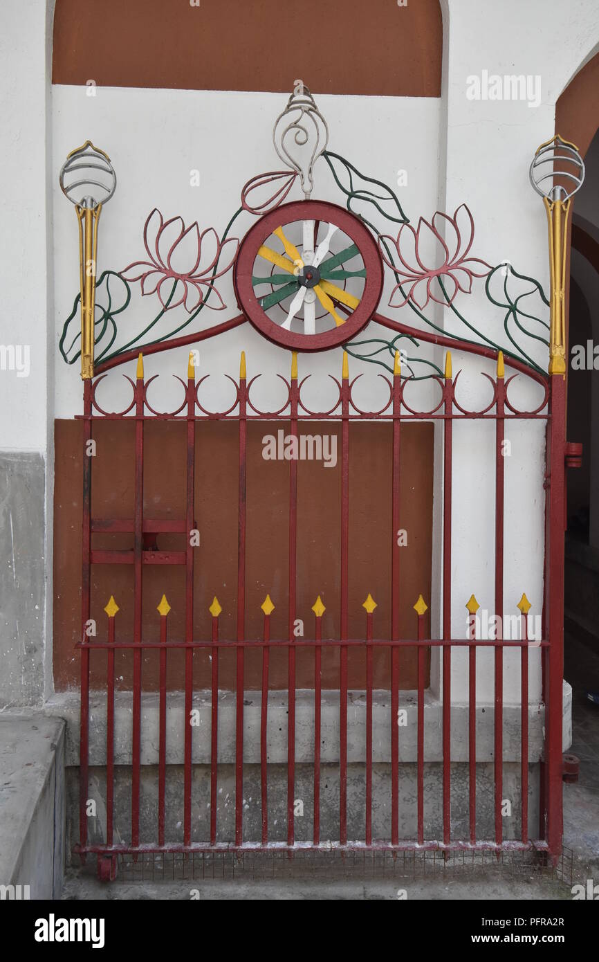 The gate contains Shankha-Chakra-Gada-Padma motif of the Ganga Teer, 10 ...
