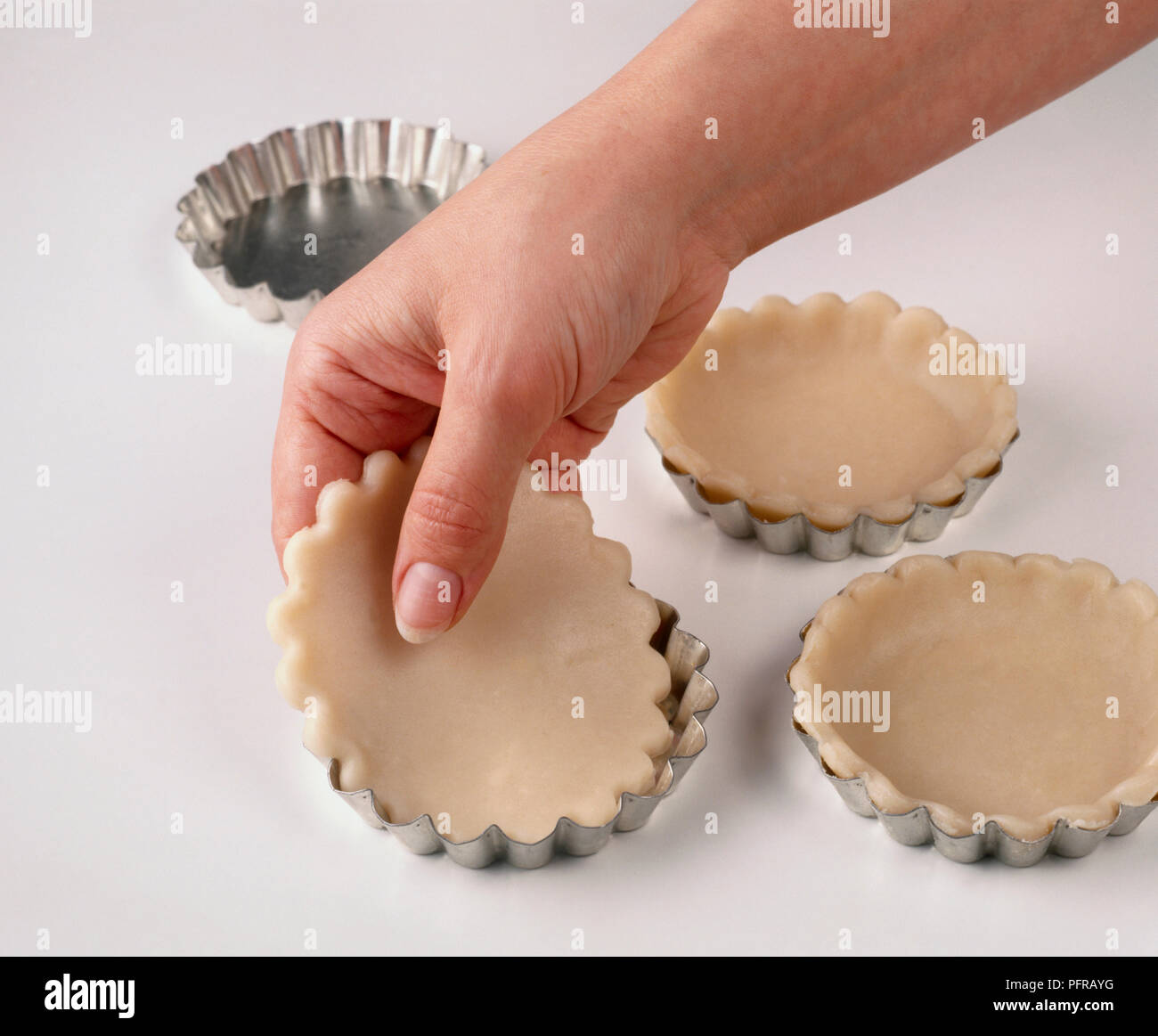 Raw pastry tart tin hi-res stock photography and images - Alamy
