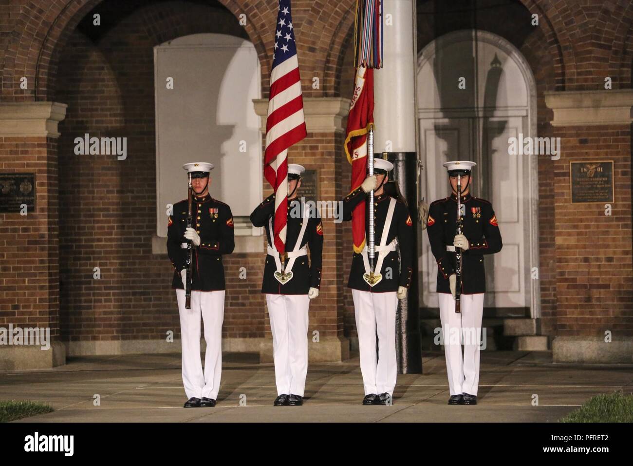 Serviceman render salutes hi-res stock photography and images - Alamy