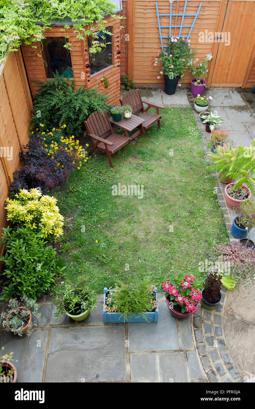 Garden flower arrangement hi-res stock photography and images - Alamy