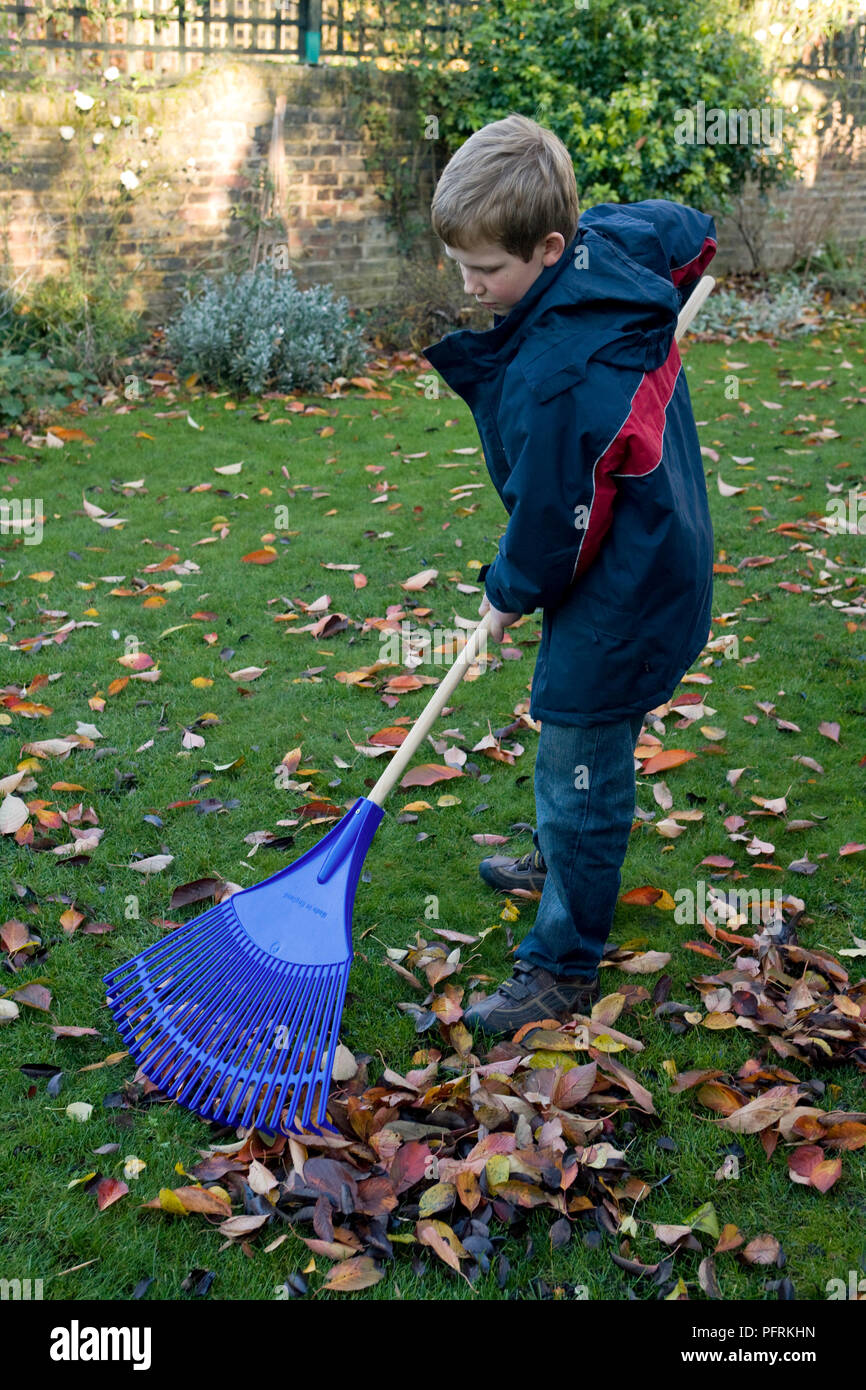 Using rake hi-res stock photography and images - Alamy
