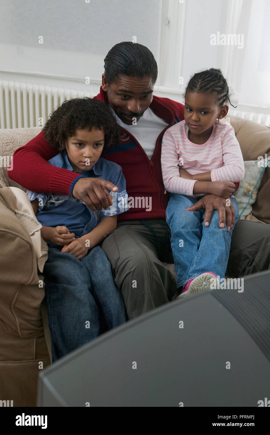 Family with children watching tv uk hi-res stock photography and images ...
