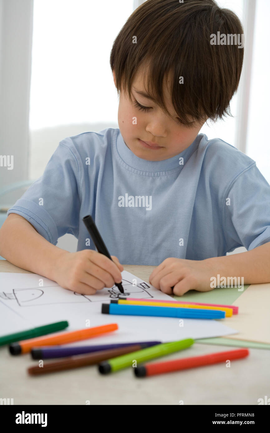 Boy drawing with marker pen Stock Photo - Alamy