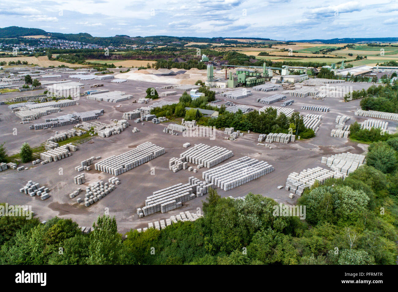 Mounting concrete blocks hi-res stock photography and images - Alamy