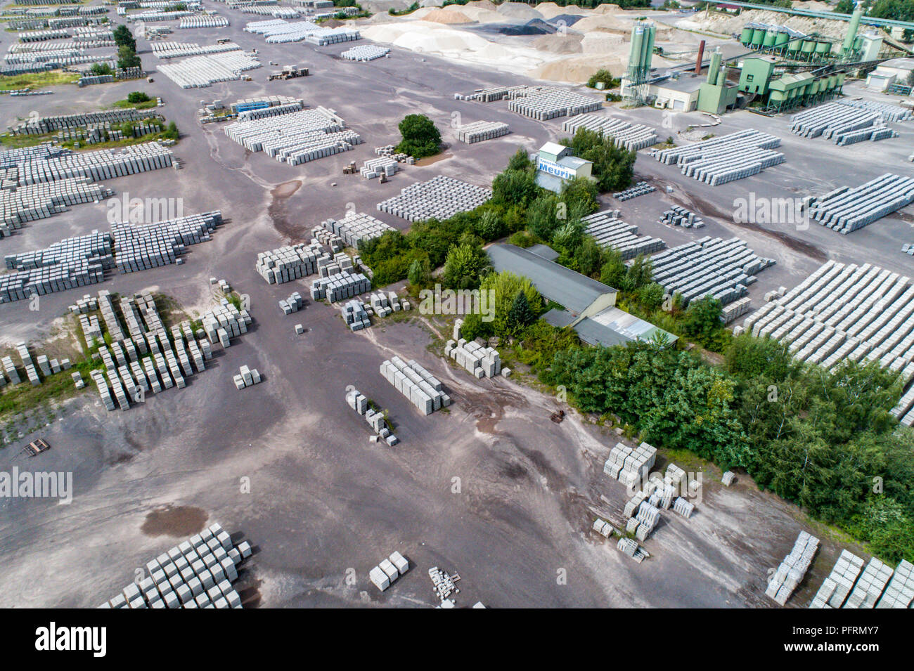 Mounting concrete blocks hi-res stock photography and images - Alamy