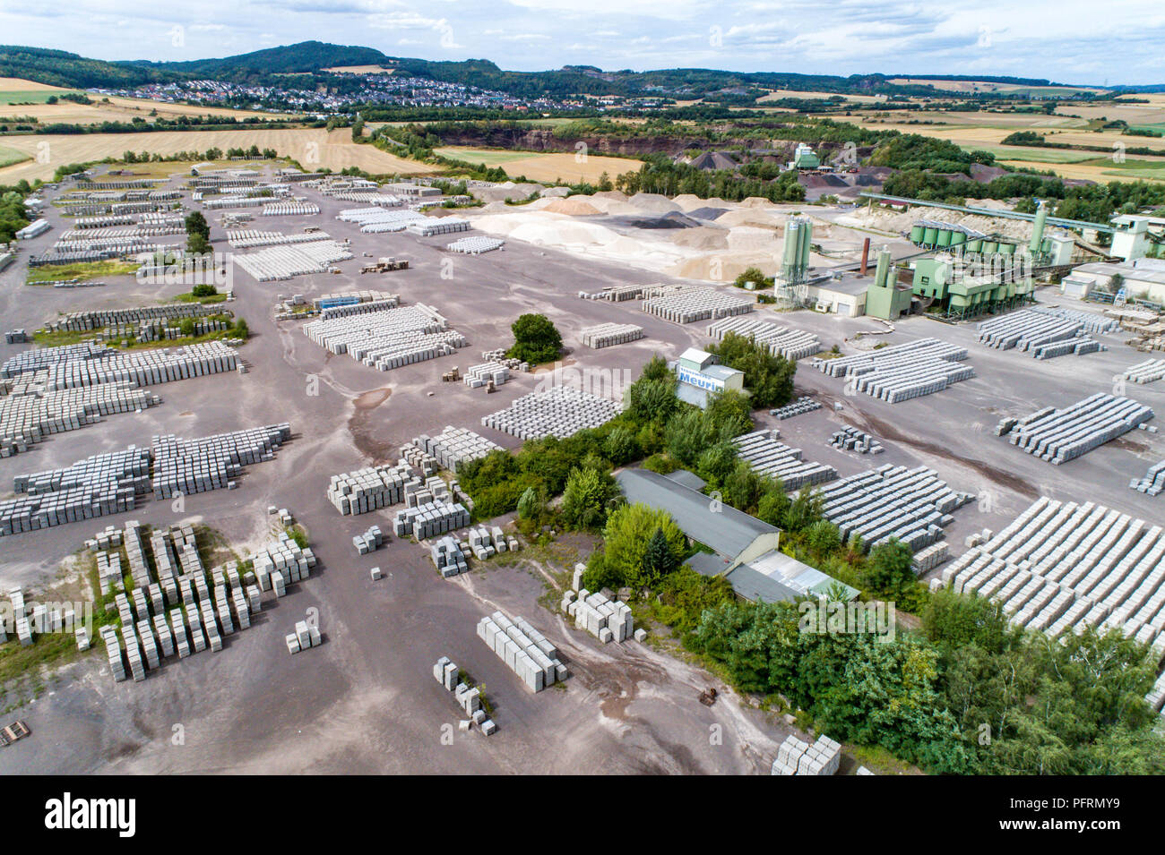 Mounting concrete blocks hi-res stock photography and images - Alamy
