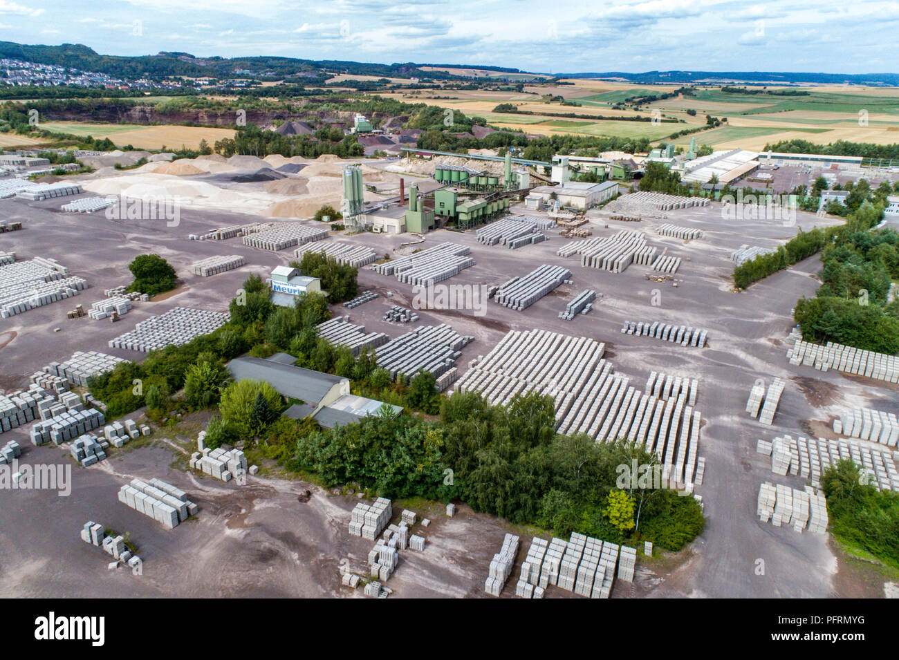 Mounting concrete blocks hi-res stock photography and images - Alamy