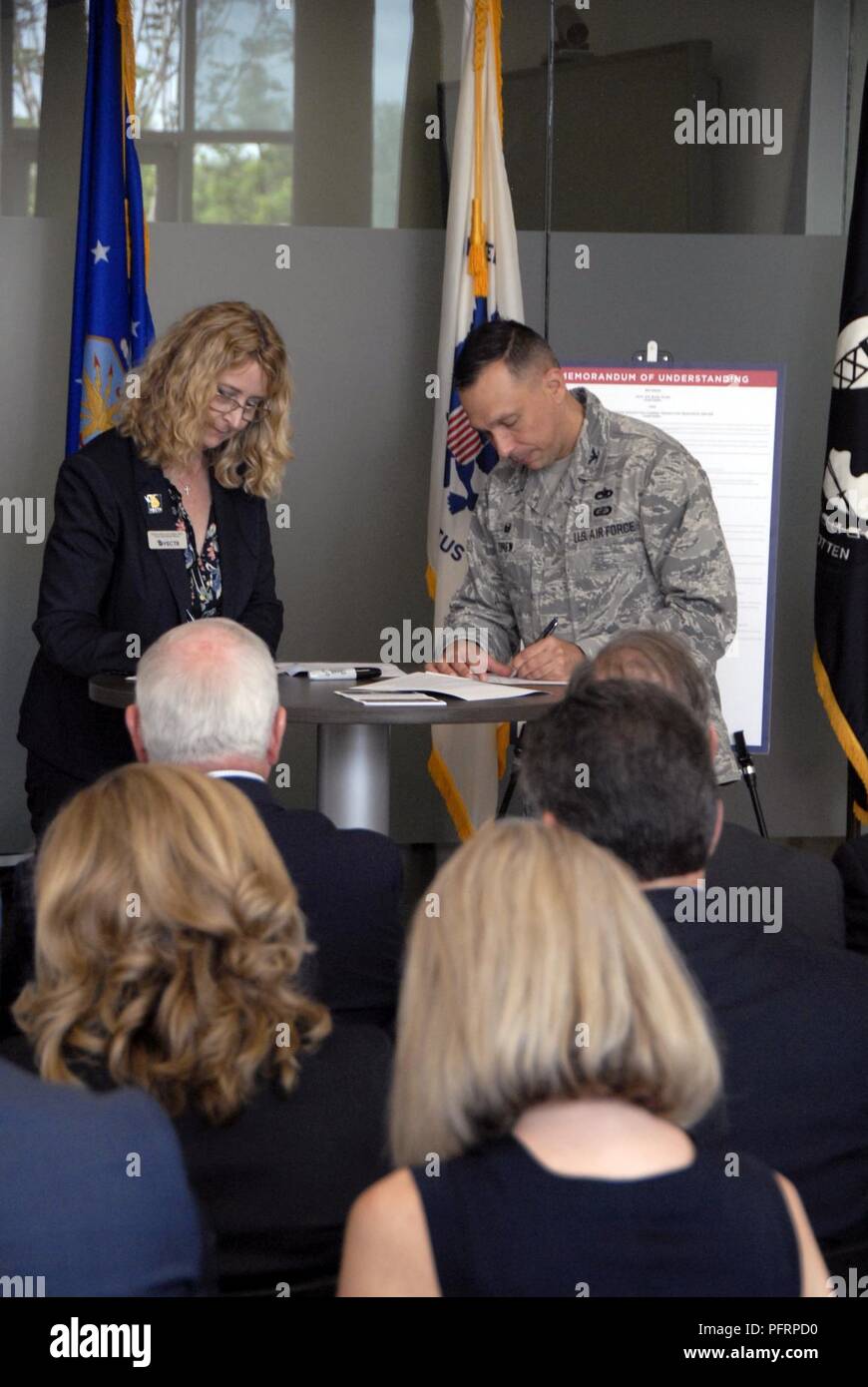 Vectr center hi-res stock photography and images - Alamy