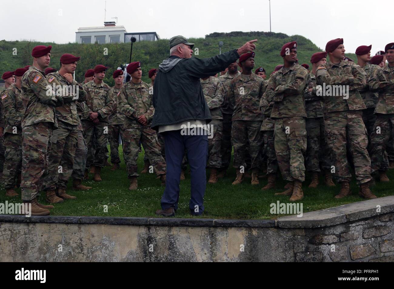 Col. (ret) Keith Nightingale (center), a former 82nd Airborne Division ...